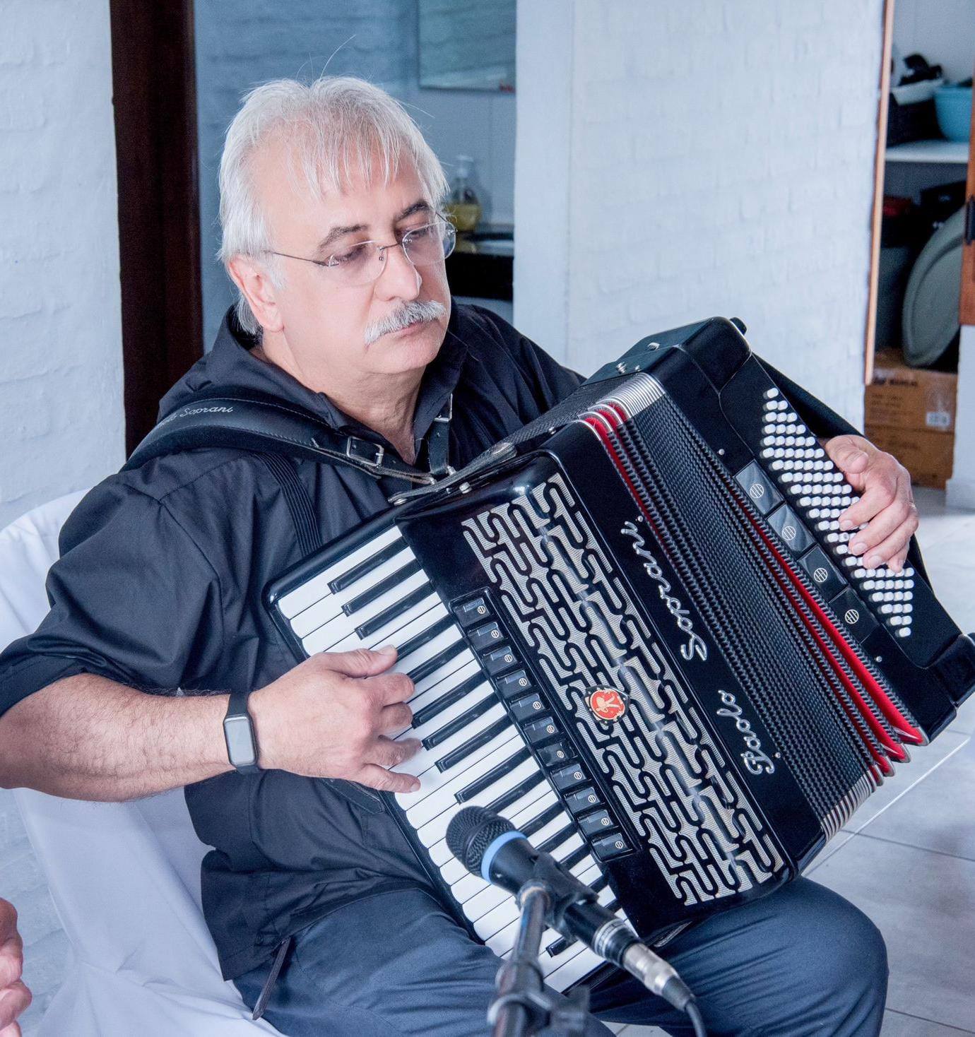 Silvio Previale: El arte no descansa en Salto y el acordeón vuelve a ...